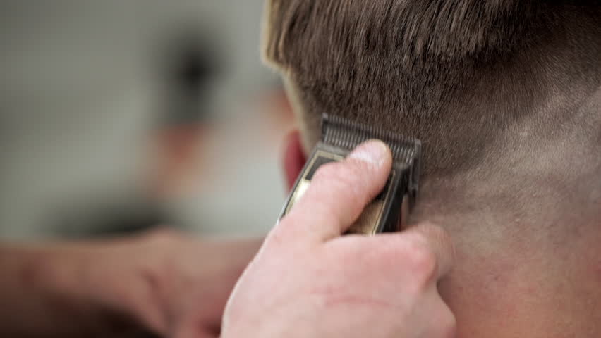The Beautician Stains Eyebrows To The Client Séquences vidéo libres de ...