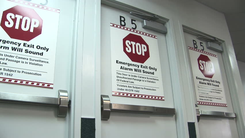 Videoclip de Row of emergency exit only doors, zoom | Shutterstock